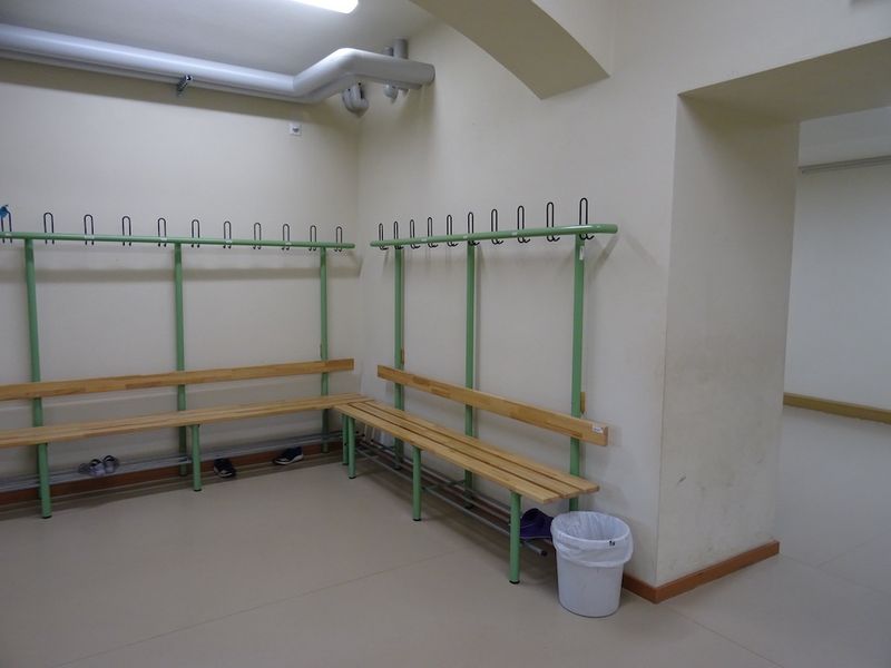 Schulhaus und -gelände